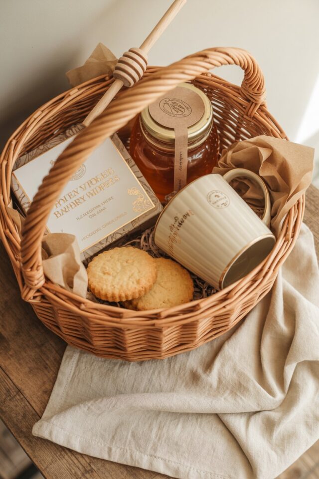 15 Easy Gift Basket Ideas for Neighbors (That Look Expensive But Aren’t ...